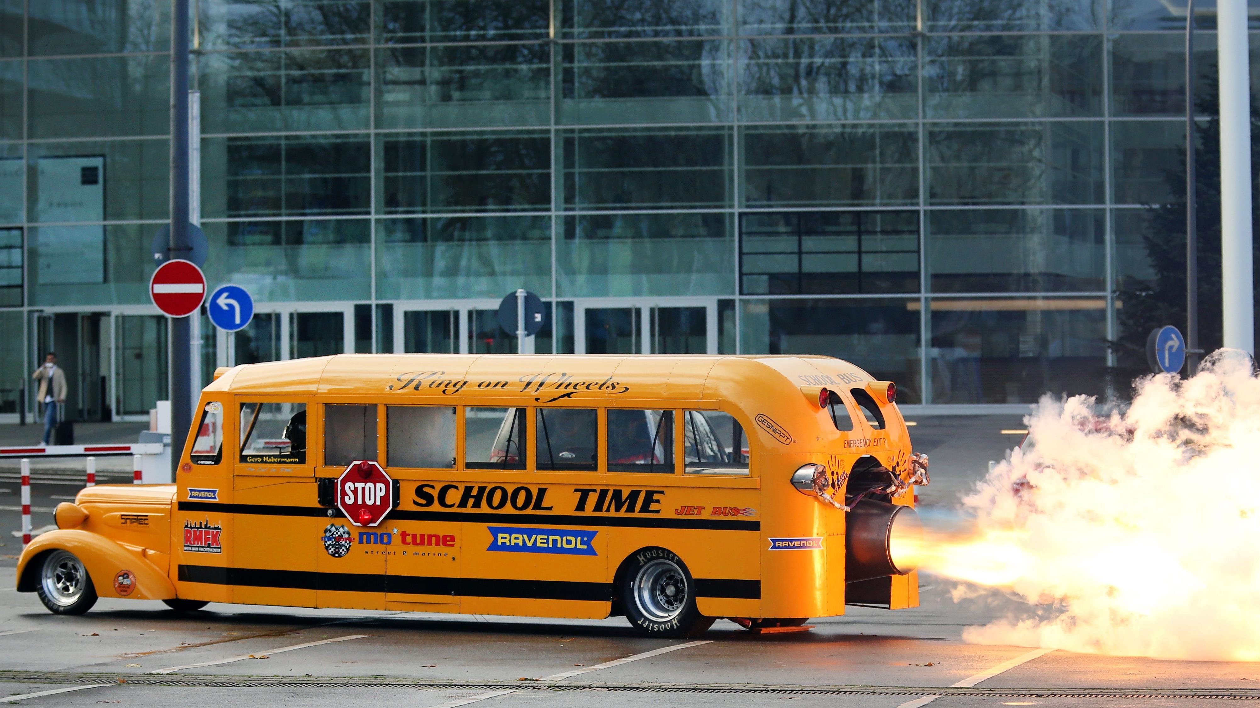 Presentan el ‘Jet School Bus’ en el Essen Motor Show de Alemania | HISPANTV