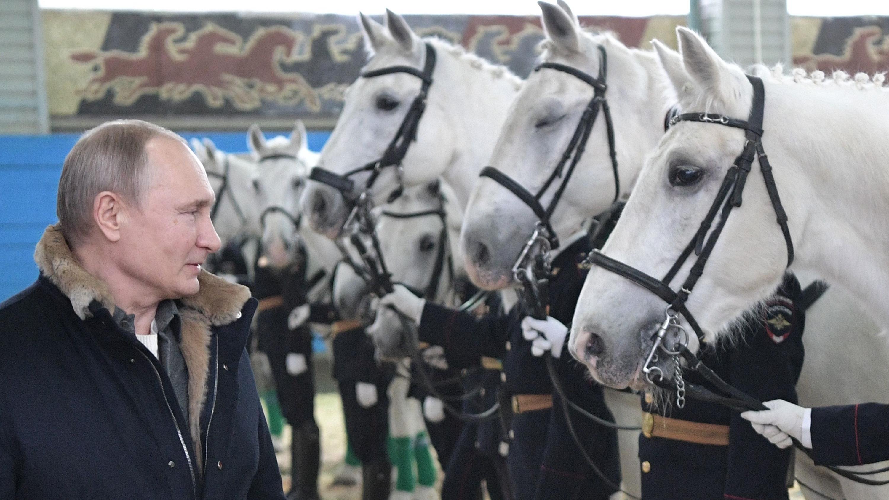 Putin monta a caballo en visita a contingente de policía de Moscú ...