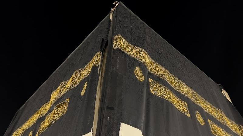 En fotos: La Kaaba de la Meca adornada con una nueva Kiswa | HISPANTV