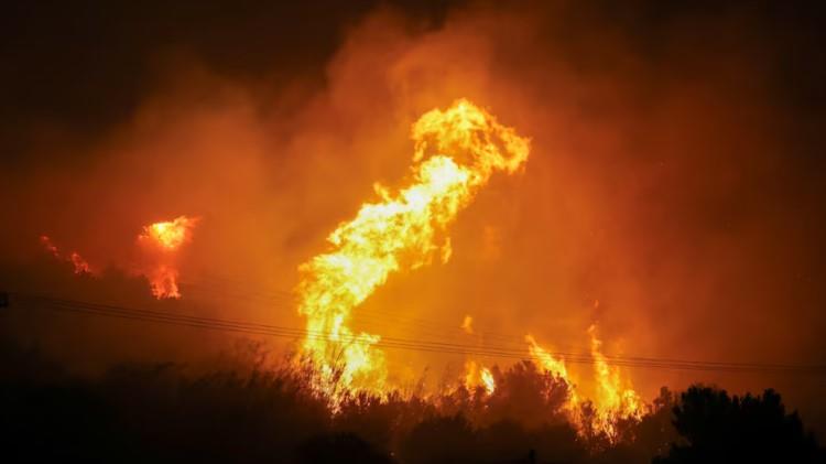 Incendio forestal en Creta provoca evacuación de miles de personas ...