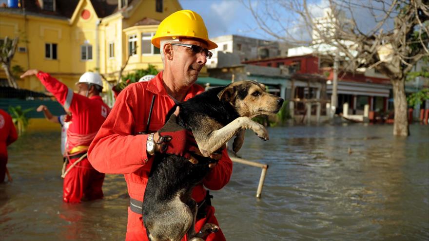 Evacúan a centenares de personas por fuertes inundaciones en Cuba ...